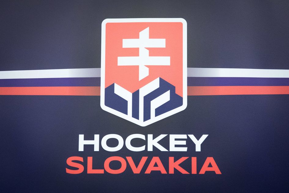 New logo or state symbol on the Slovak national ice hockey jerseys ...