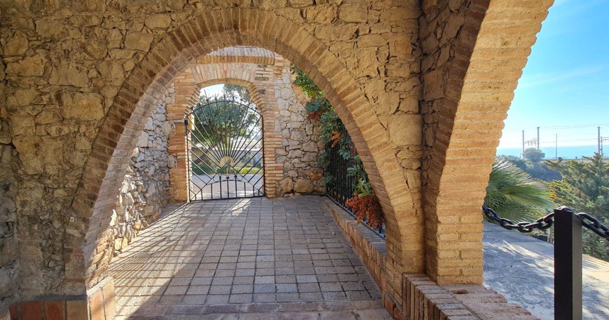 Visita a la joya secreta de Antoni Gaudí: las bodegas Güell, Iker Albestain